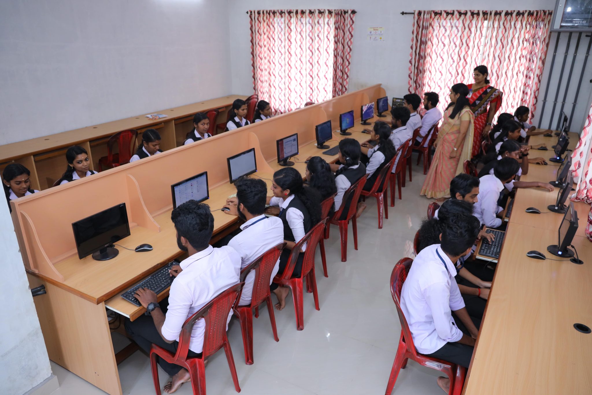 Computer Lab – Sree Narayana Guru College of Arts & Science, Paingottoor