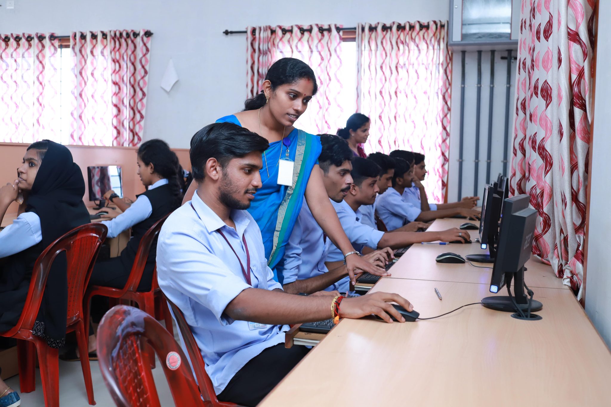 Computer Lab – Sree Narayana Guru College of Arts & Science, Paingottoor