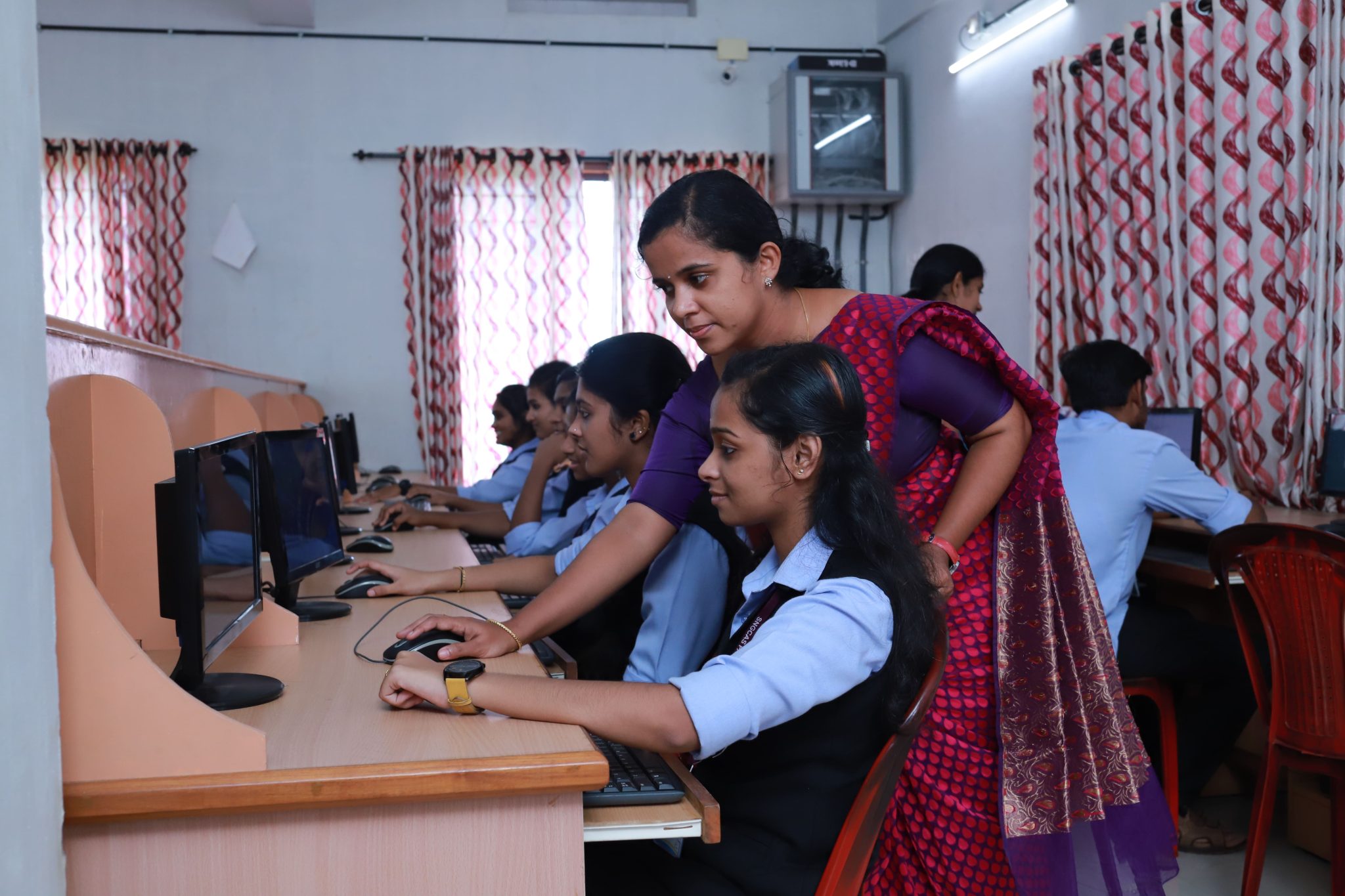 Computer Lab – Sree Narayana Guru College of Arts & Science, Paingottoor